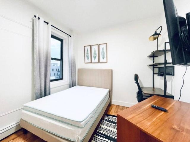 Charming Weirfield St Room near Manhattan