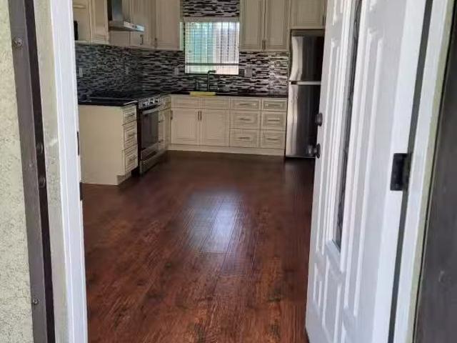 Charming ADU back house 2 Bed/1.5 Bath Unit in South Gate A.