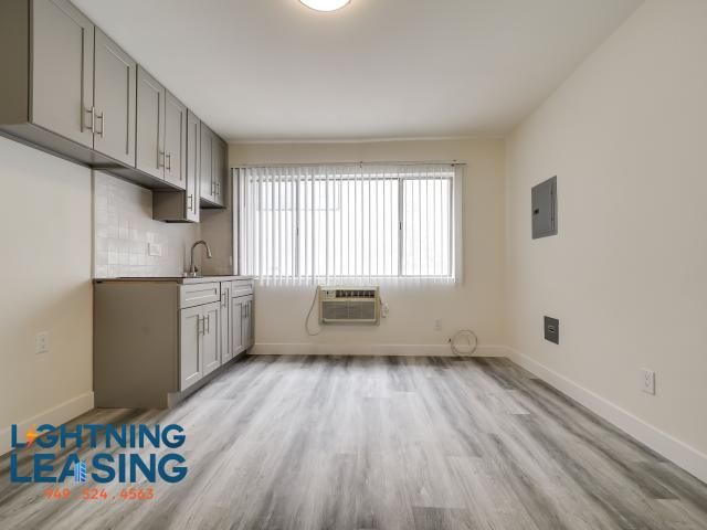 Charming and Spacious Bachelor Apartment in the Heart of Van Nuys