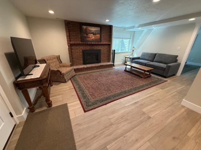 Charming Basement Apartment in a Quiet Neighborhoo