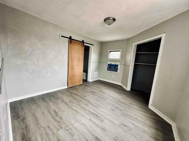 Charming _Bedroom Apartment with Utilities Include