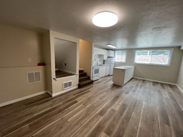 Charming _Bedroom Apartment in Millcreek