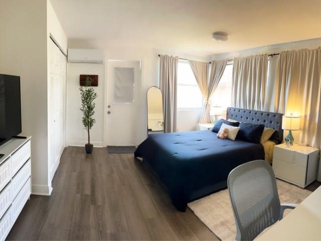 Charming Bedroom with independent entrance