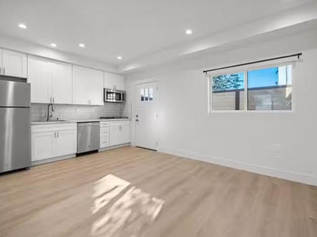 Charming Brand New Detached ADU with Priva. Apartments in Lo.