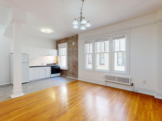 Charming Brick Walled Studio | Pet Friendly | Nob Hill