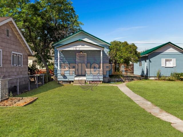 Charming Bungalow Downtown