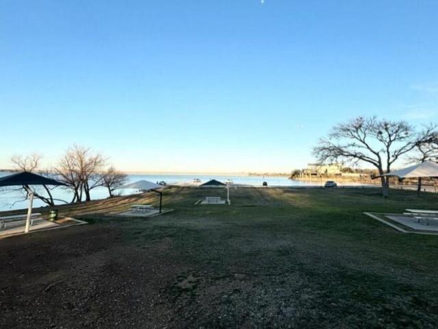 Charming Bungalow Near Grapevine Lake