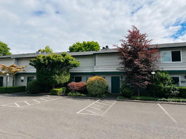 Charming Condo Conveniently Located