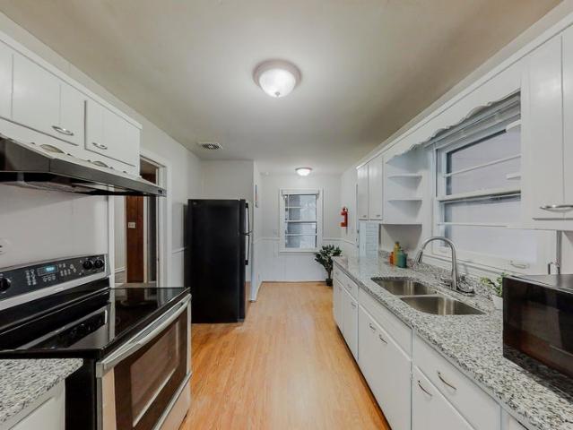 Charming Conley Home with large common area, a 4 m