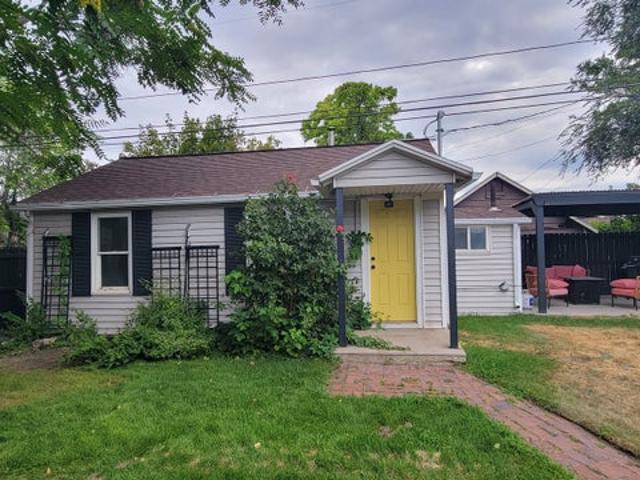 Charming detached cottage for rent in historic Sal