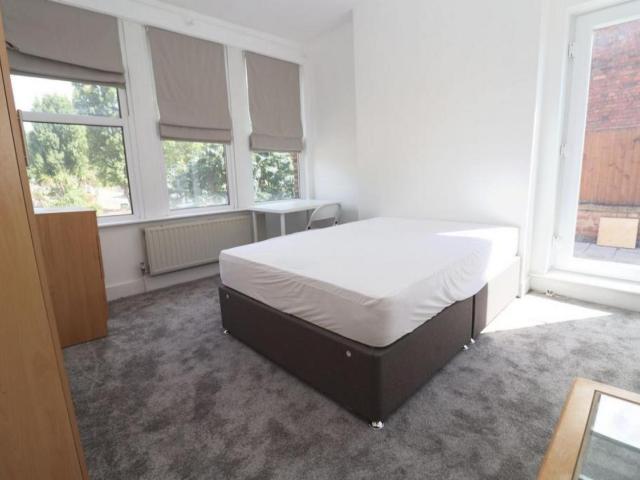 Charming double bedroom close to Harlesden Overground Has a Room