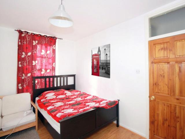Charming double bedroom in well linked Marylebone Has a Room