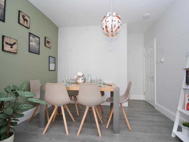Charming double ensuite bedroom near the East Acton tube station Has a Room
