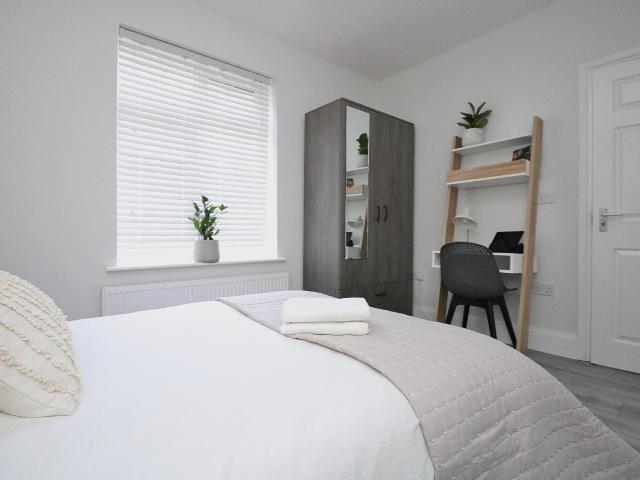 Charming double ensuite bedroom in a 5 bedroom house near White City metro station Has a Room