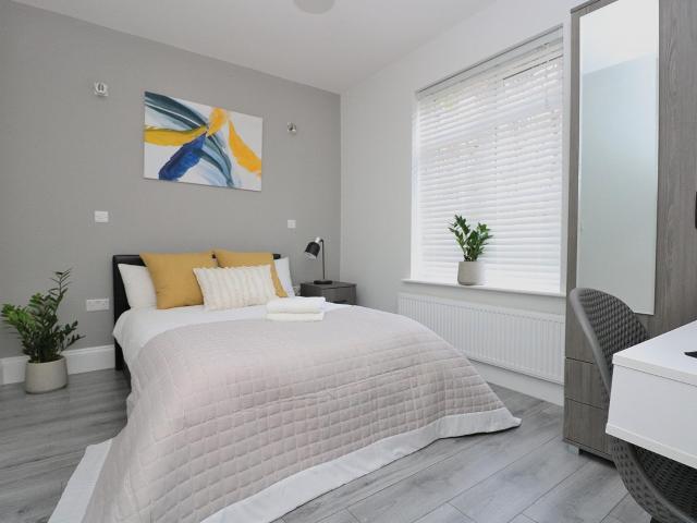 Charming double ensuite bedroom in a 5 bedroom house near White City metro station Has a Room