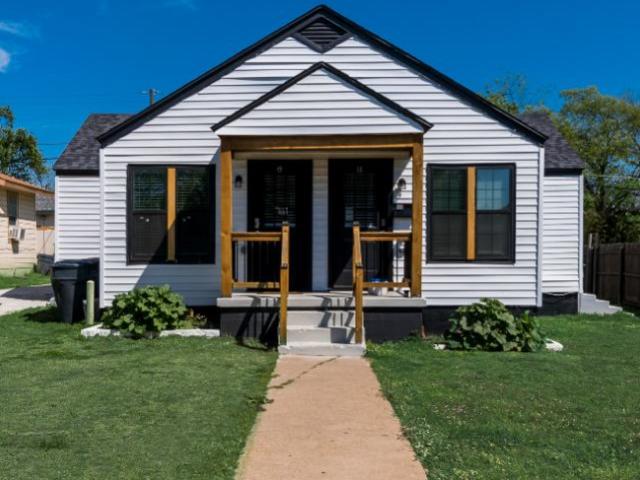!Charming Duplex in Prime Dallas Location_ Your I