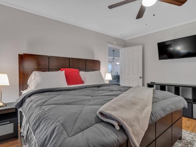 Charming East Atlanta Home_Master Bedroom + en_su