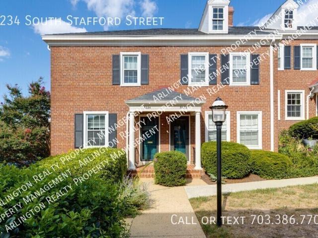 Charming End Unit Townhouse in Fairlington
