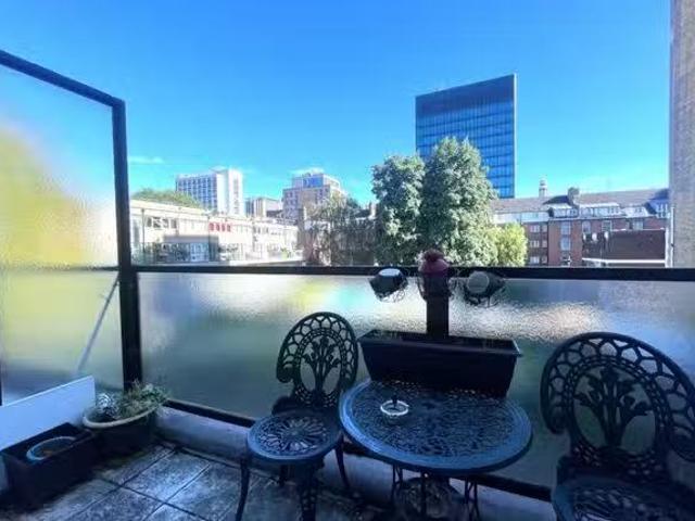Unique Flat to rent in Doric Way, London NW1