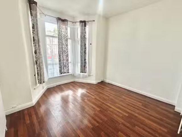 Rental! Flat to rent in De Vere Gardens, Ilford IG1