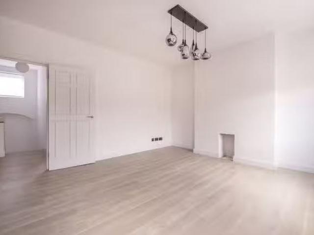 Unique Flat to rent in Portnall Road, London W9