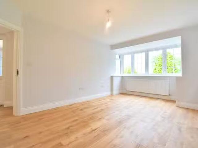Charming Flat to rent in Palmers Court, Palmers Road, London N11