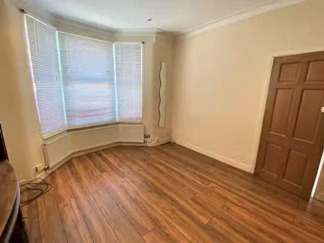 Cozy Flat to rent in Thorold Road, Ilford IG1