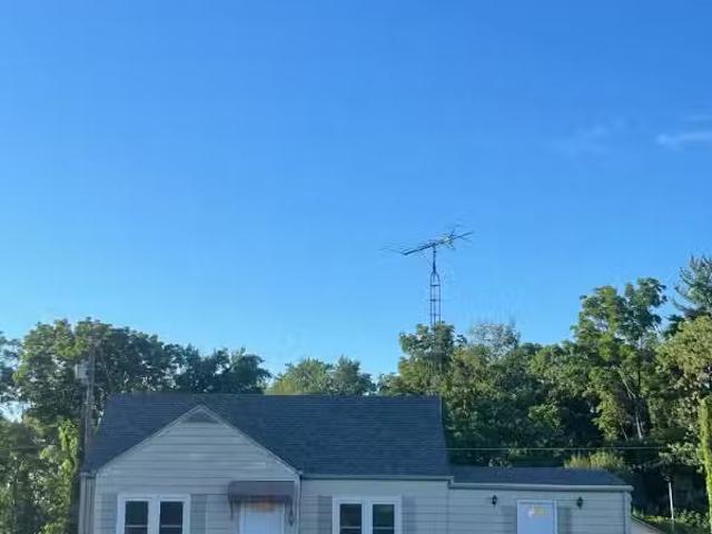 Charming home minutes to Brownstown 1315 W Commerce St