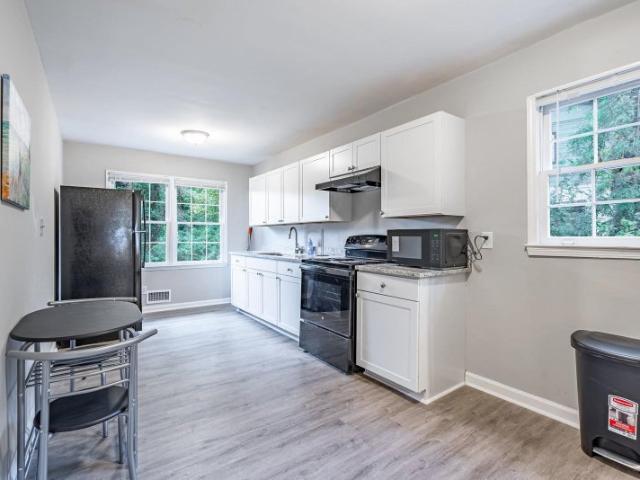 Charming Home in Atlanta: Modern Amenities and Inv
