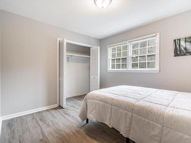 Charming Home in Atlanta: Modern Amenities and Inviting Spaces!
