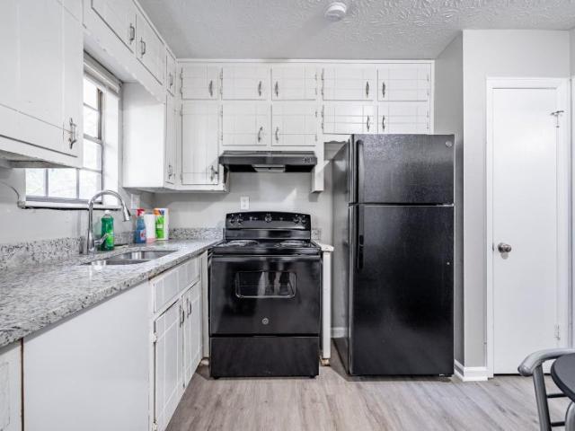 Charming Home in Quiet CuldeSac 2 Fridges Includ