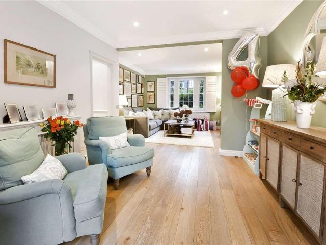 Charming house in the heart of Chelsea benefiting from open plan living space, a garden and is moments from the Kings Road and Chelsea Green