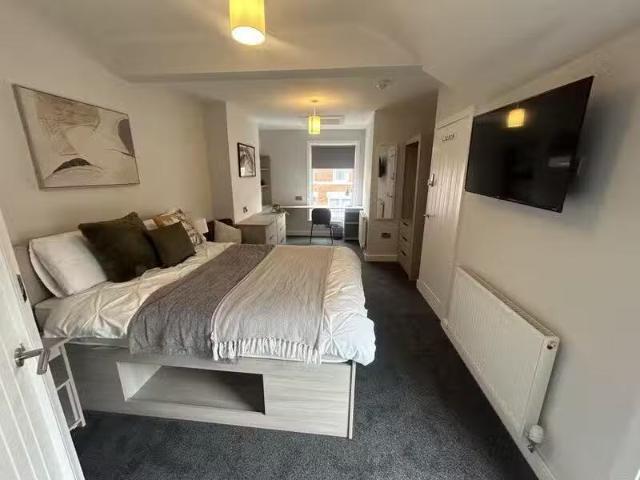 Charming House of multiple occupation for rent in Woods Lane.