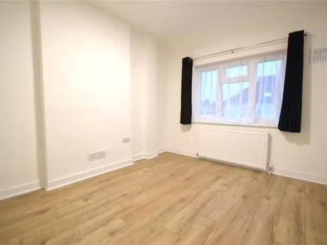 Just in! House share for rent in Foxon Lane, Caterham, Surrey.