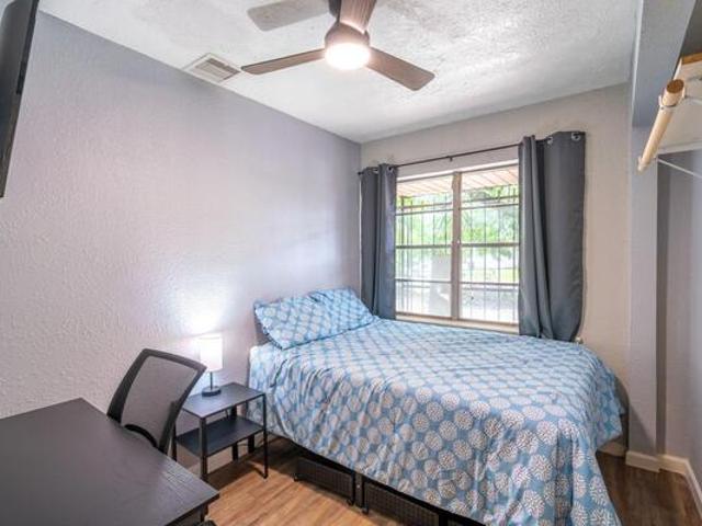 Charming Houston Co Living Near Pearland | Plush Full Bed, Smart TV, Desk & In Home Laundry