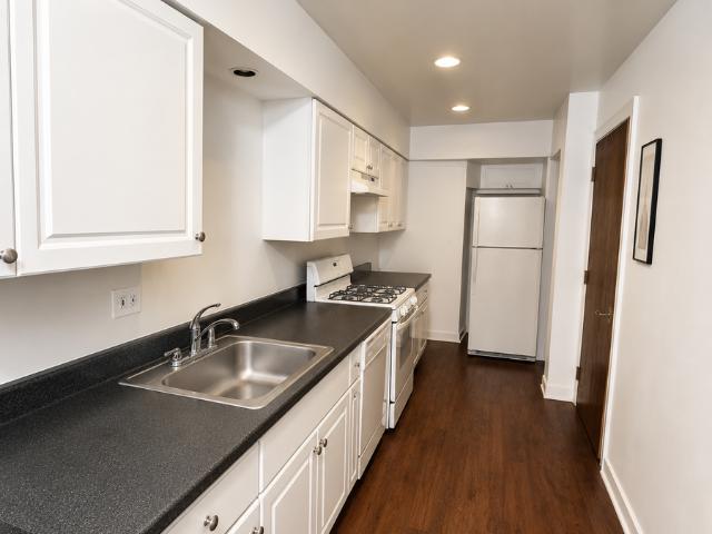 Charming Lakeview Apartment