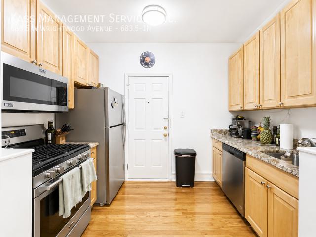 Charming Lincoln Park Studio!