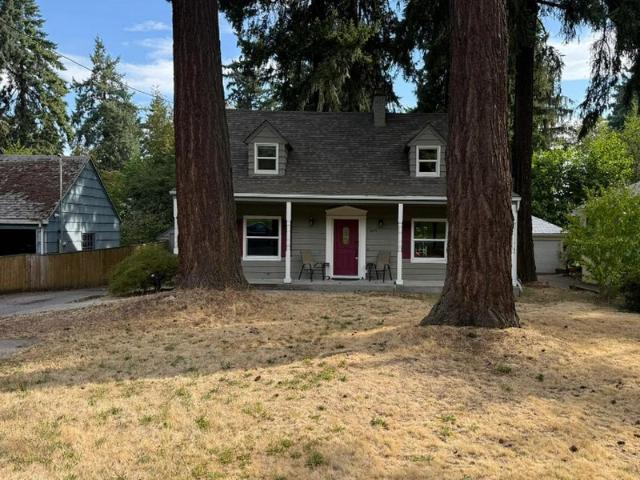Cozy home with fenced yard and hot tub in NE Portl