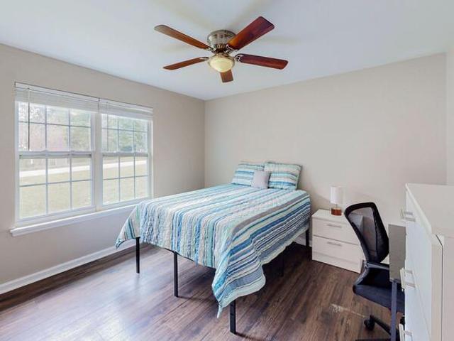 Charming newly renovated home in Decatur, No Move In fee Parking, Mini fridge in rooms, Free Fiber Wi Fi, Monthly Cleanings, Cozy kitchen with a coffee machine, Washer and dryer, bus stop 4 min away