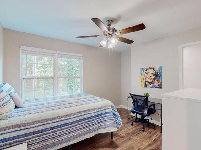 Charming newly renovated home in Decatur, No Move In fee Parking, Mini fridge in rooms, Free Fiber Wi Fi, Monthly Cleanings, Cozy kitchen with a coffee machine, Washer and dryer, bus stop 4 min away