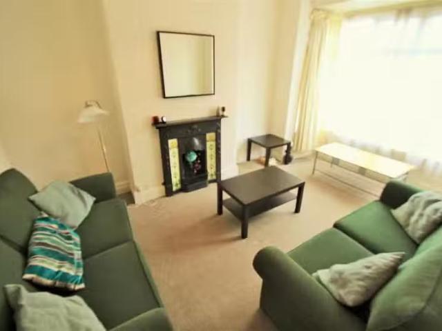 Cheap Newport Gardens, Headingley, Leeds. 6 bed terraced house.