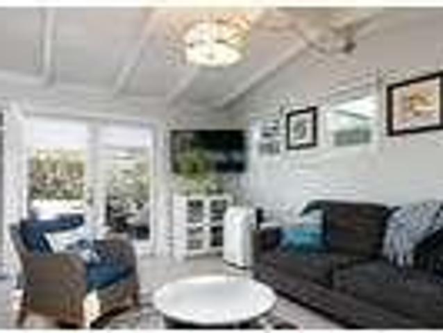 Charming ocean block beach 1 bed 1 bath house in Pierpont Ventura