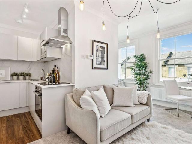 Charming one bedroom apartment located in Brook Green