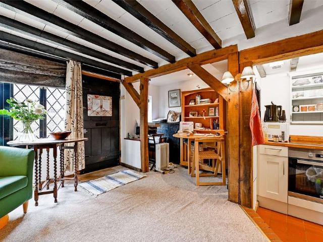 Charming one bedroom character property in the centre of Henley