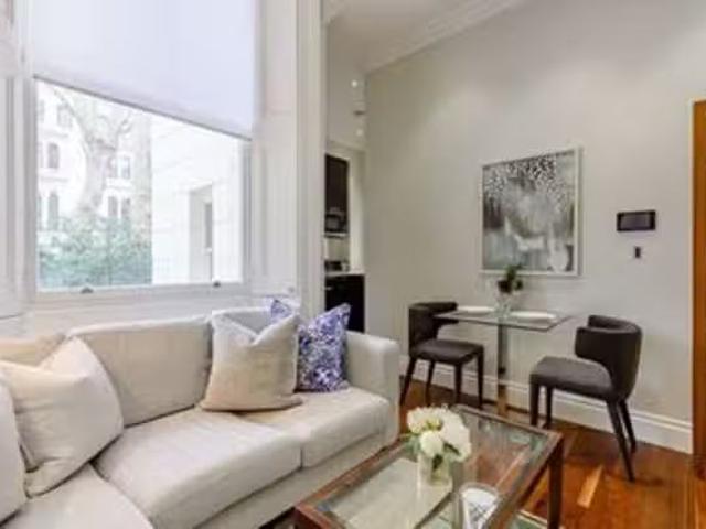 Cozy Property to rent in Kensington Gardens Square, London W2