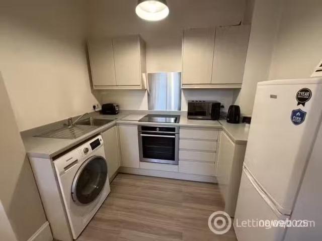 Deal! Property to rent in Thomson Street, Ground Floor Right.