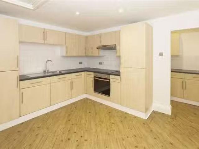 Deal! Property to rent in Vicarage Road, Teddington TW11