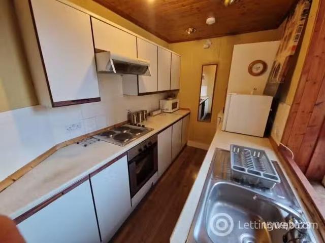 For Rent! Property to rent in Victoria Road, First Floor Right.
