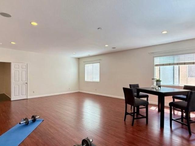 Charming private master with shared bathroom Sing