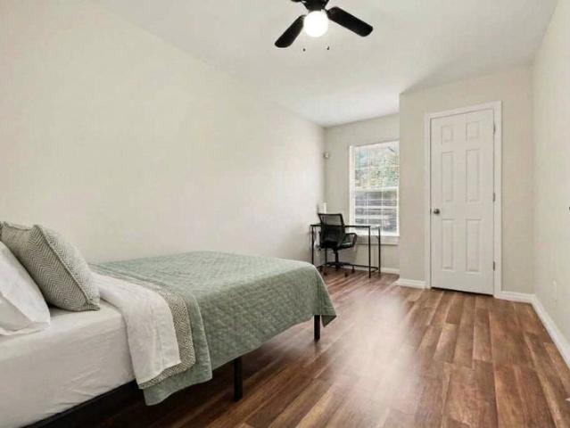 Charming private Room with shared bathroom and co